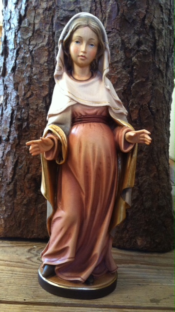 schwangere Maria aus Holz geschnitzt