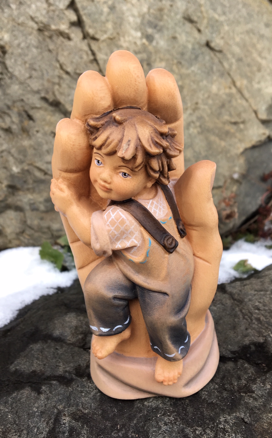 Bub in Gottes Hand, Kind in Gottes Hand, geschnitzt aus Holz