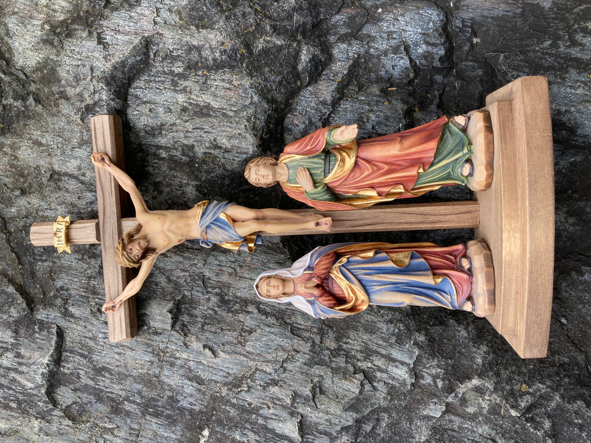 Kreuzigungsgruppe mit Jesus Christus, Johannes und Maria am Kreuz aus ...