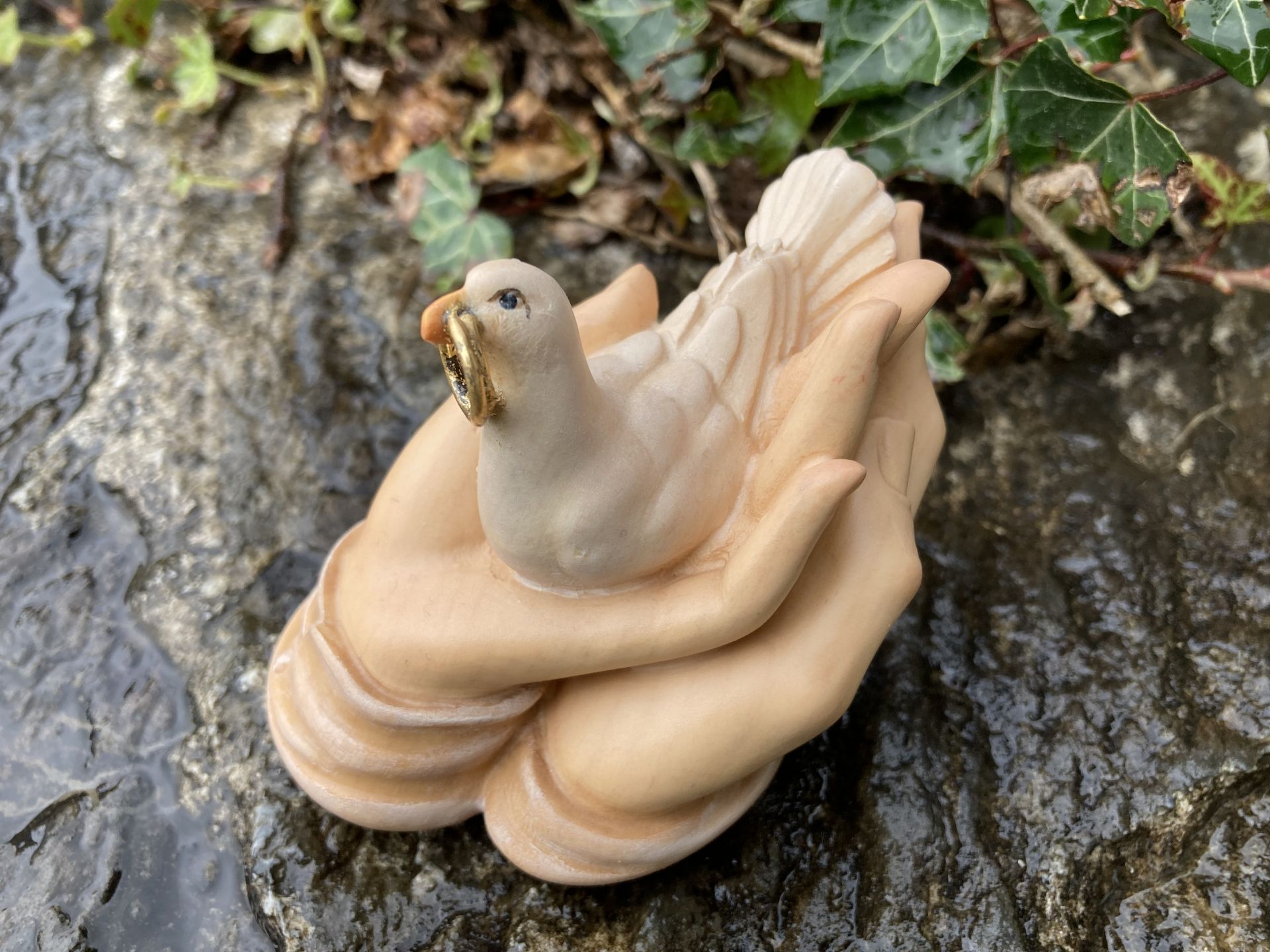 Schützende Hände aus Holz geschnitzt