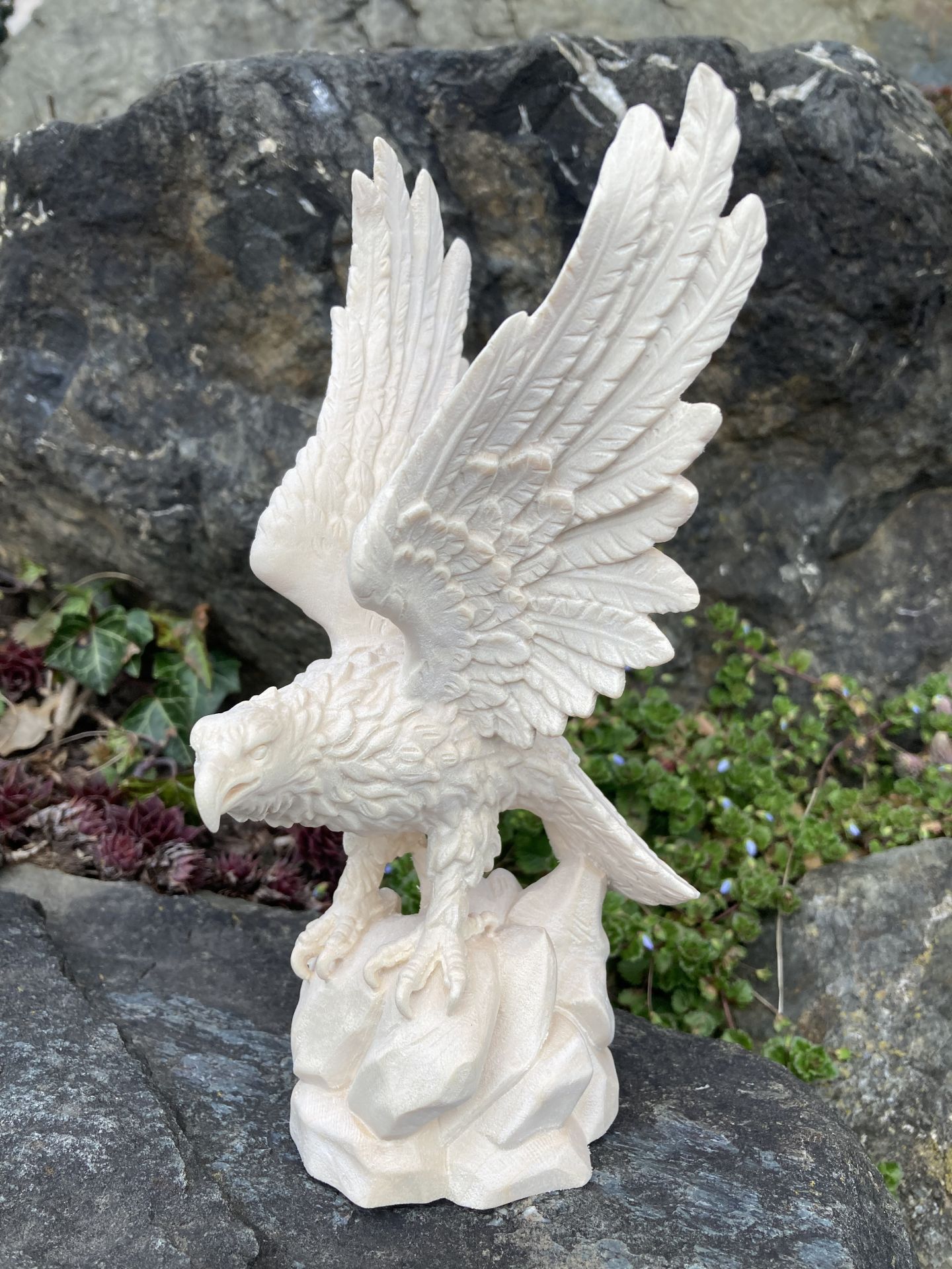 Steinadler, geschnitzter Adler aus Holz