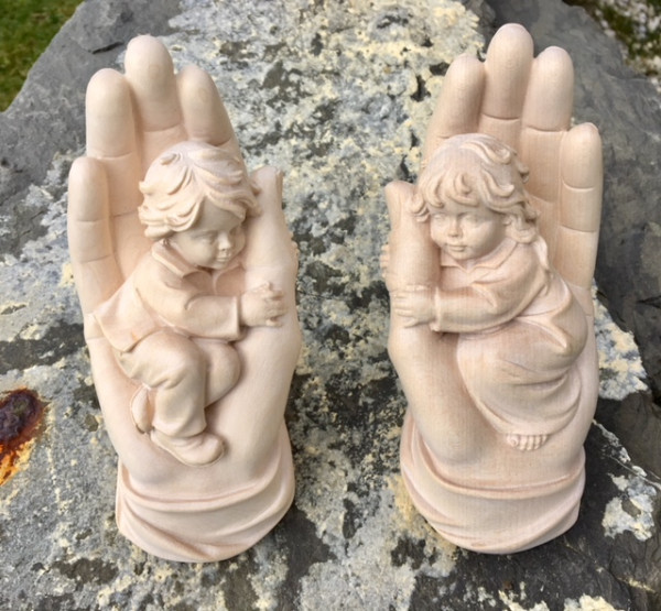 Mädchen in Gottes Hand aus Holz, zum Stellen