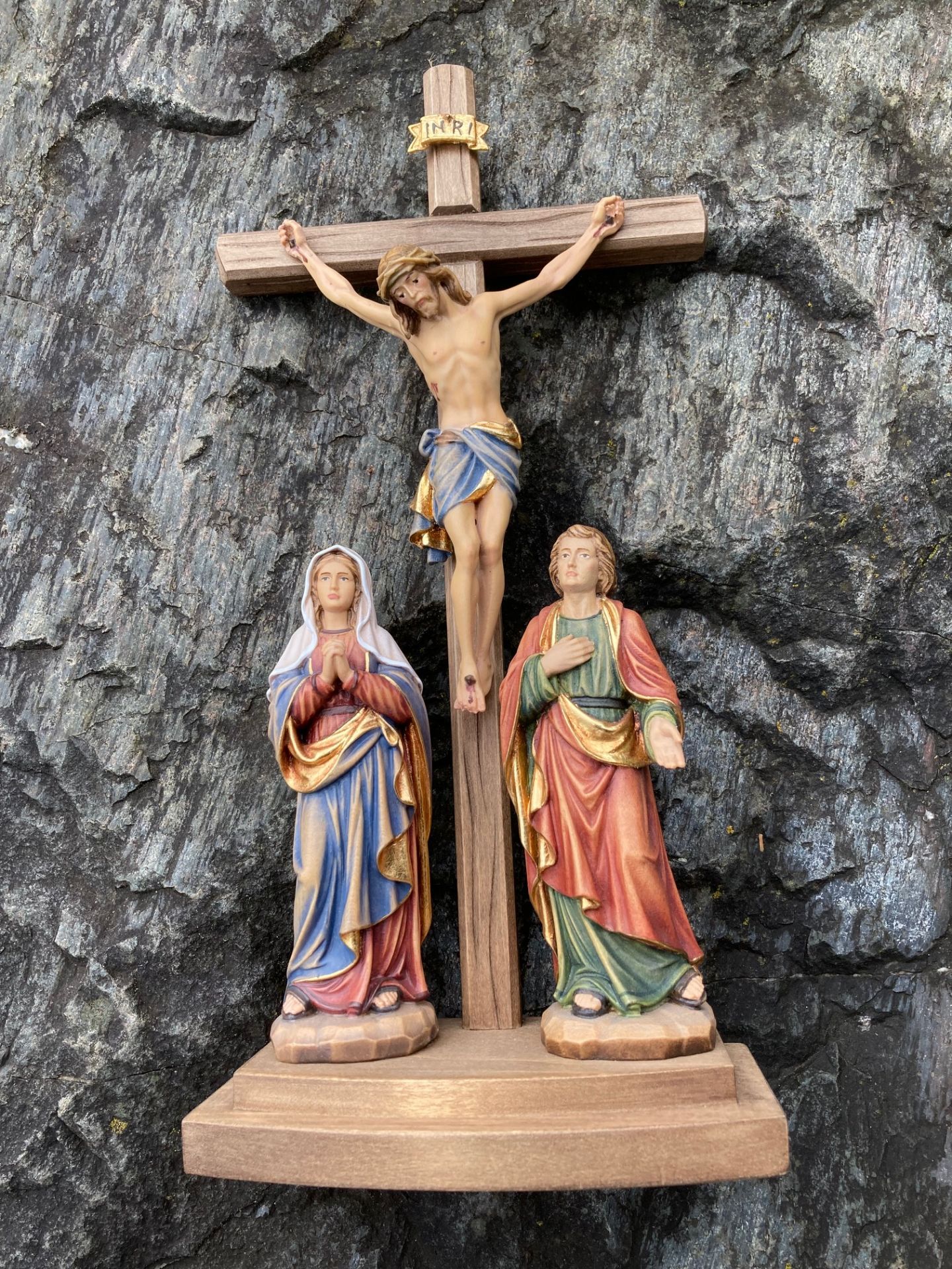Kreuzigungsgruppe mit Jesus Christus, Johannes und Maria am Kreuz aus Holz, geschnitzt