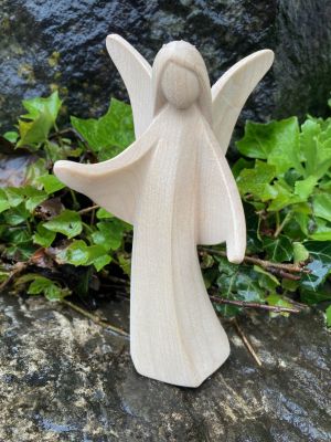 Engel und Schutzengel aus Holz geschnitzte Himmelsboten