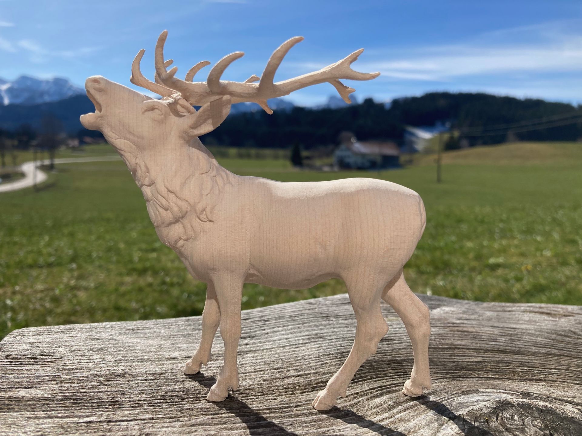 Hirsch, aus Holz, geschnitzt