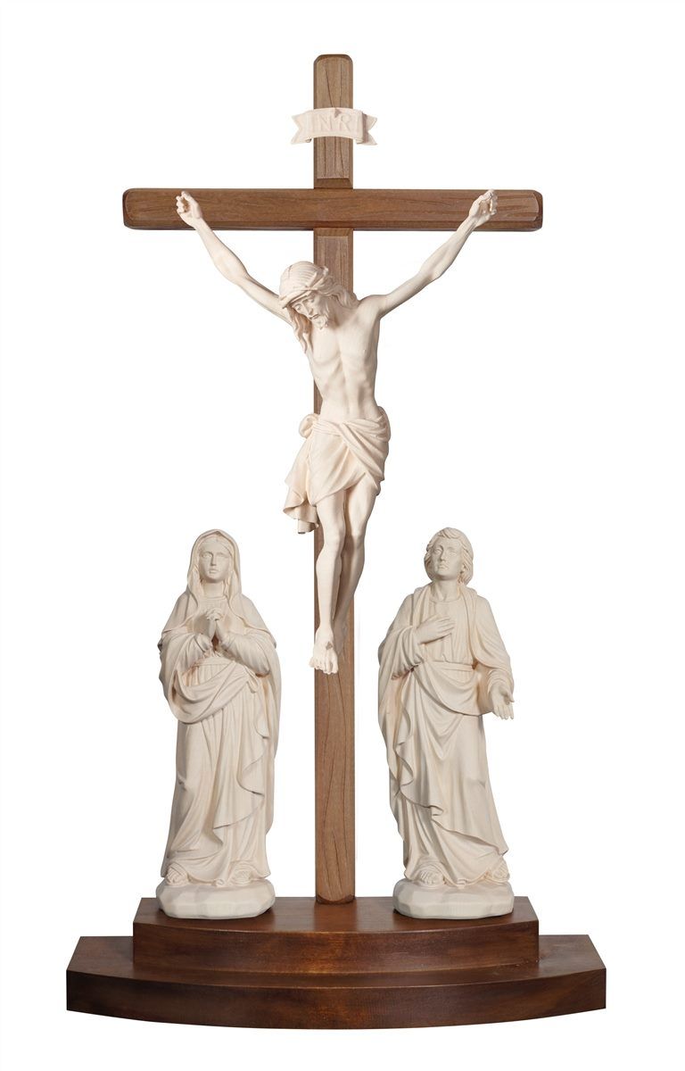 Kreuzigungsgruppe mit Jesus Christus, Johannes und Maria am Kreuz aus Holz, geschnitzt